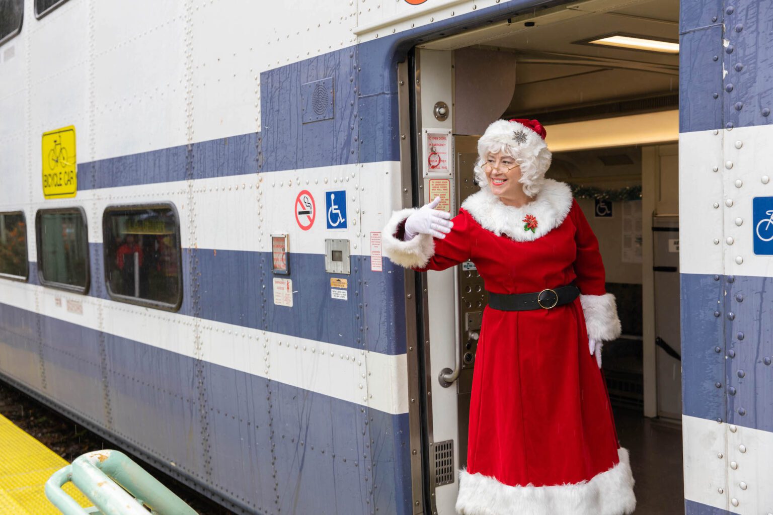Metrolink's Holiday Express Train Departs From Burbank December 9 ...